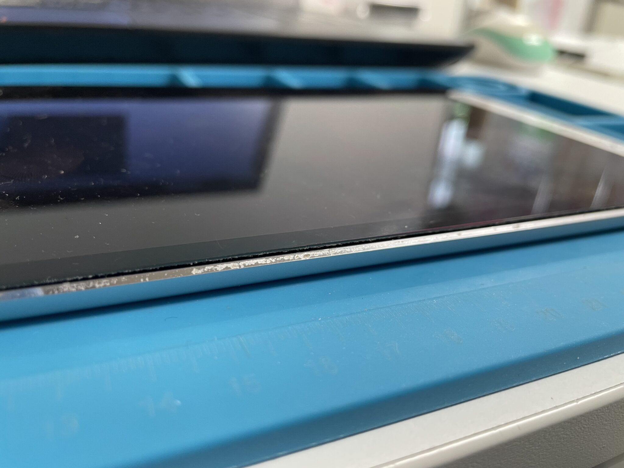 隙間が空いてるけどバッテリー膨張？液晶交換で改善した起動しないiPadmini4 – iPhone修理やバッテリー交換ならスマップル札幌駅店