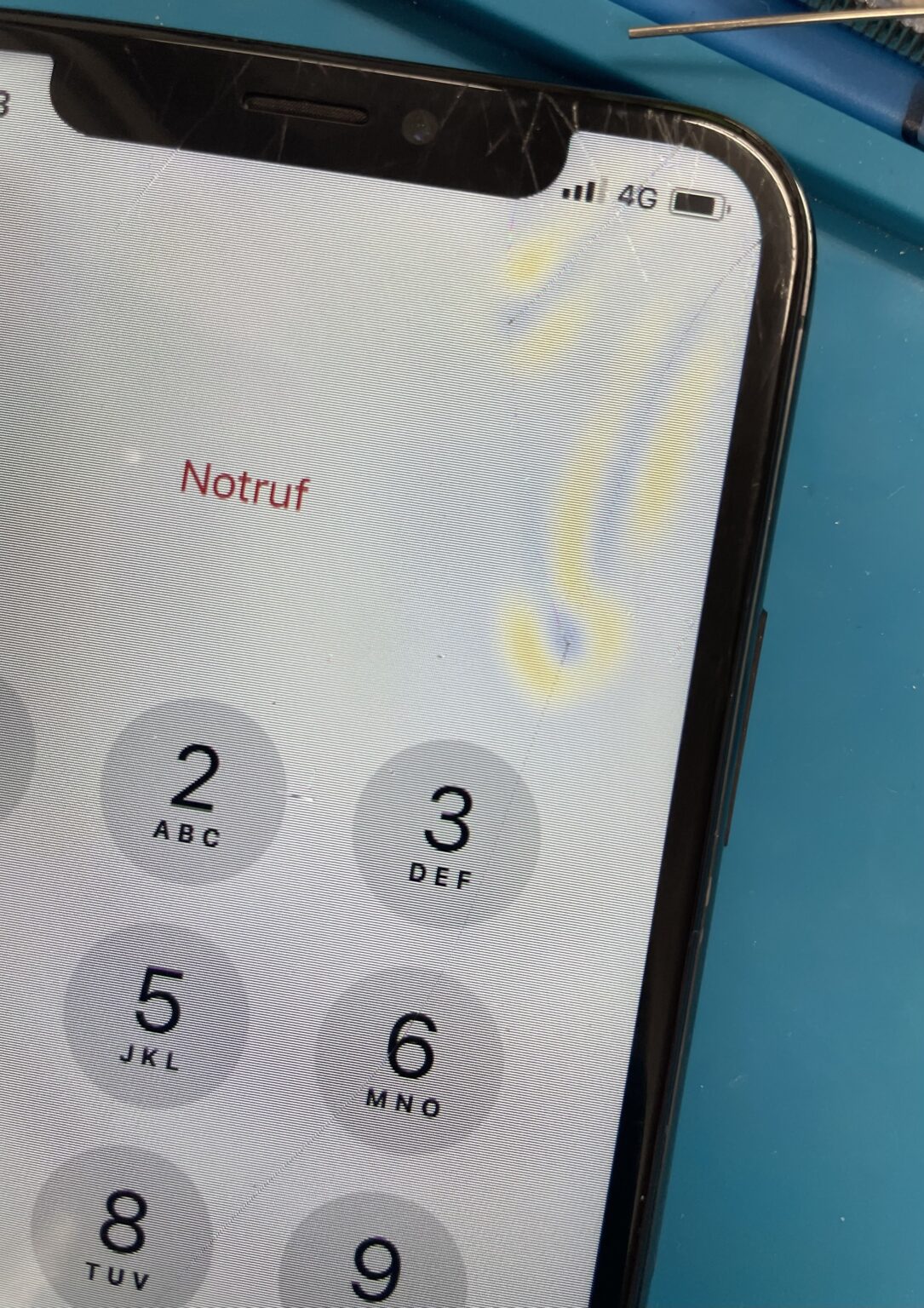iPhoneXガラスが割れて画面の色が滲んできた!?最短30分で修理完了します! – iPhone修理やバッテリー交換ならスマップル札幌駅店